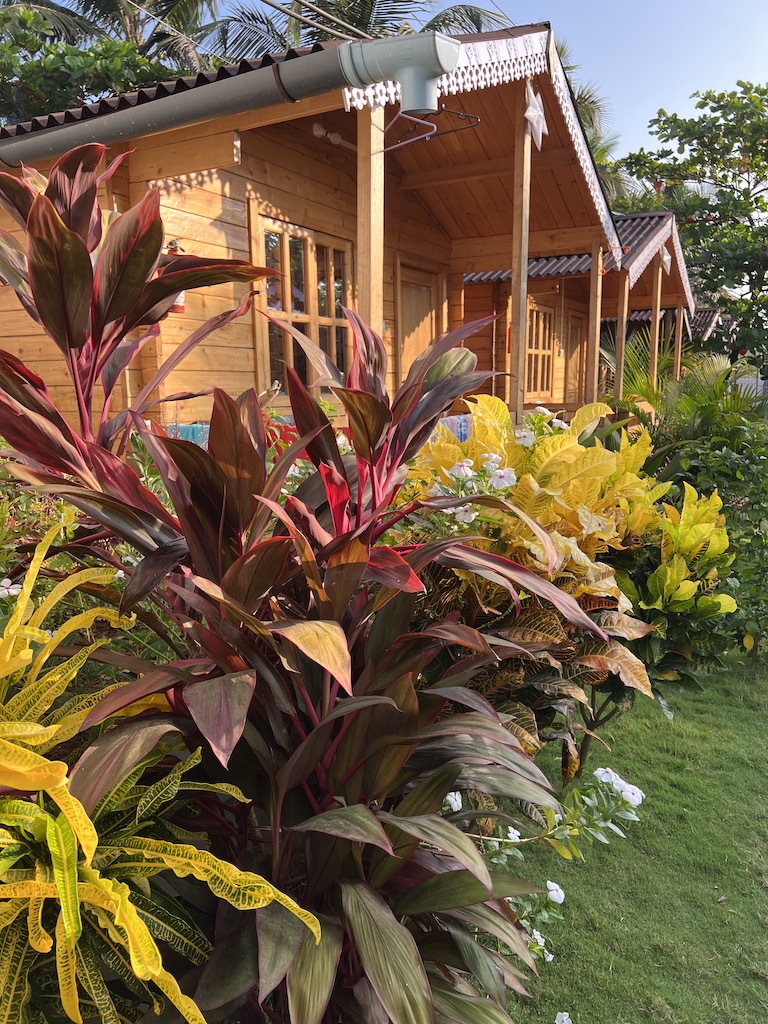 Happy Shack Guesthouse & Restaurant - Sernabatim Beach, Goa