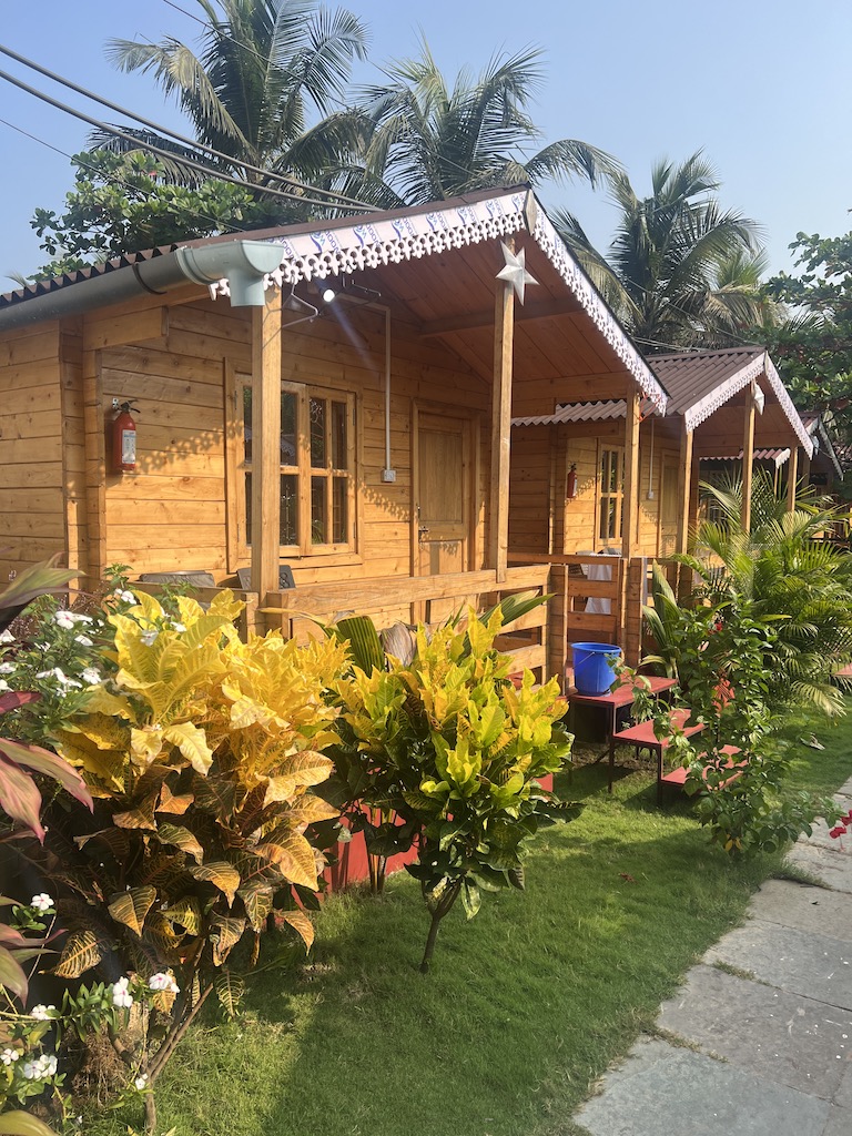 Happy Shack Guesthouse & Restaurant - Sernabatim Beach, Goa