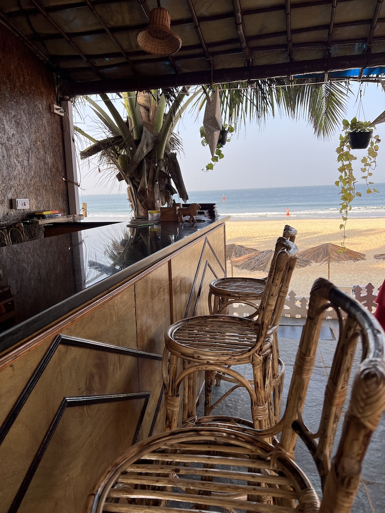 Happy Shack Guesthouse & Restaurant - Sernabatim Beach, Goa