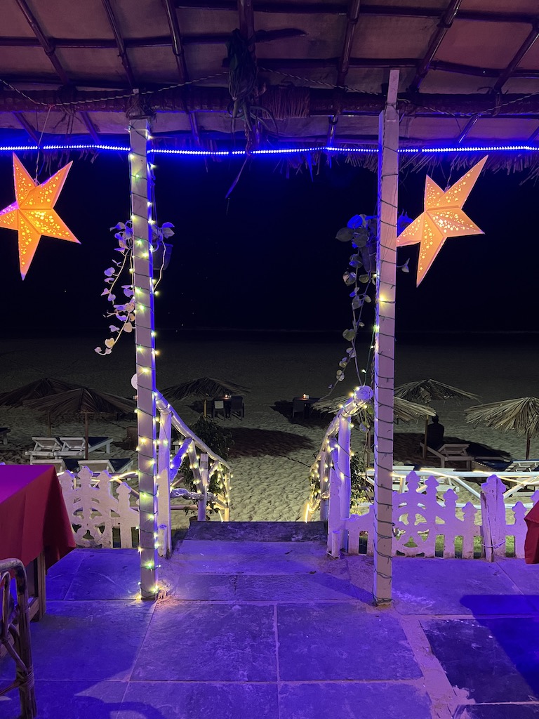 Happy Shack Guesthouse & Restaurant - Sernabatim Beach, Goa